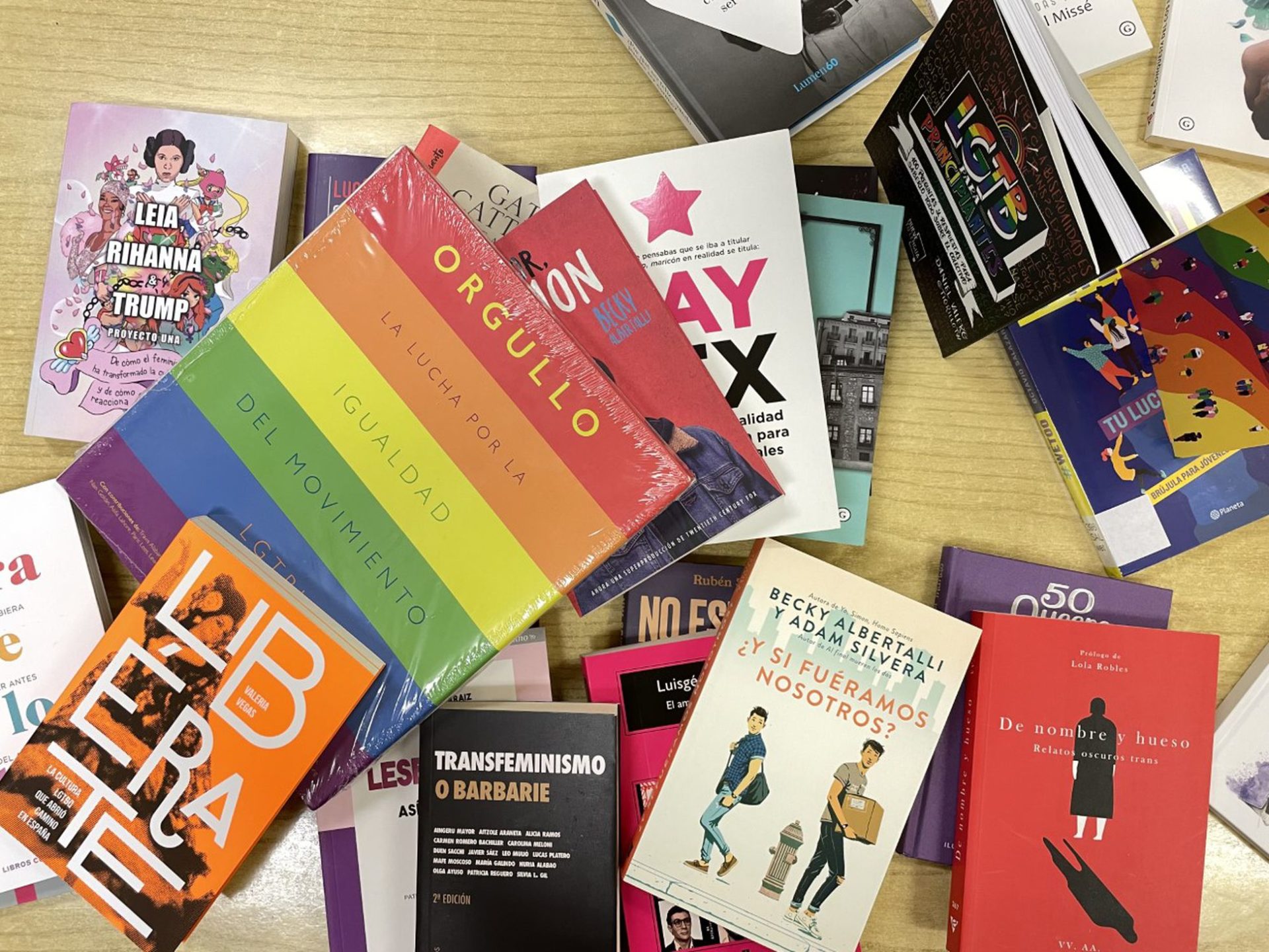 Cinco lecturas LGBT+ para celebrar el Pride - Entremedios